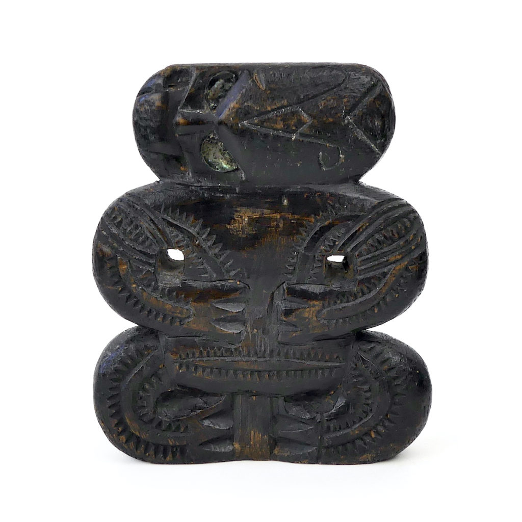 Teko Teko Maori plat sculpté en bois brun foncé et ormeaux OVIRY
