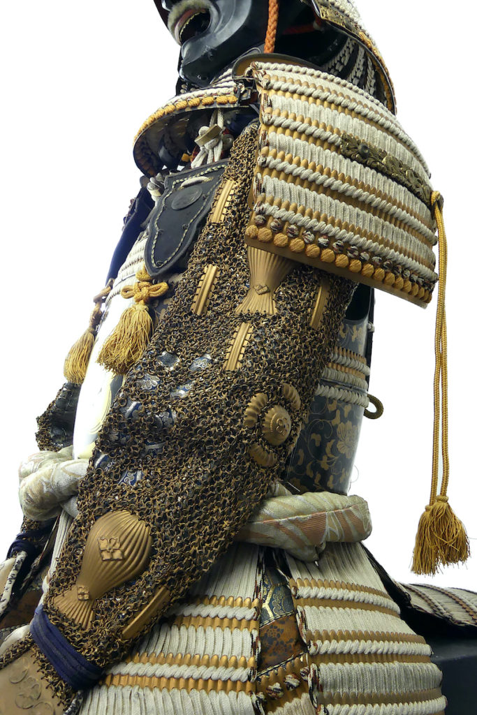 Yoroi noir et or armure de samouraï au kamon Takanoha - OVIRY