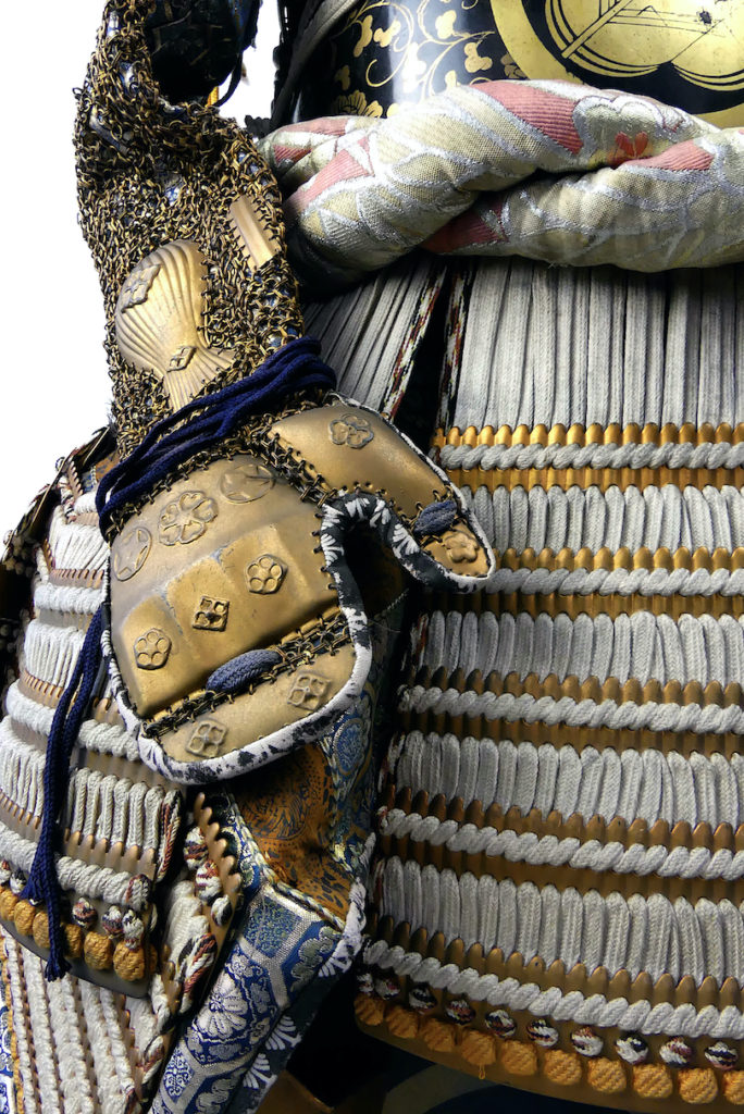 Yoroi noir et or armure de samouraï au kamon Takanoha - OVIRY