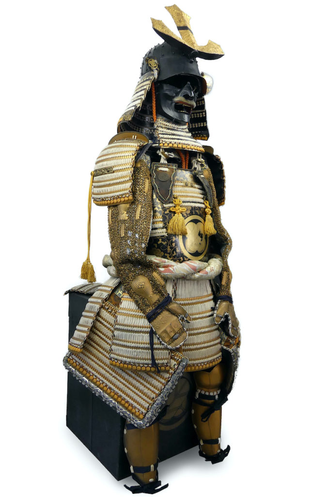 Yoroi noir et or armure de samouraï au kamon Takanoha - OVIRY