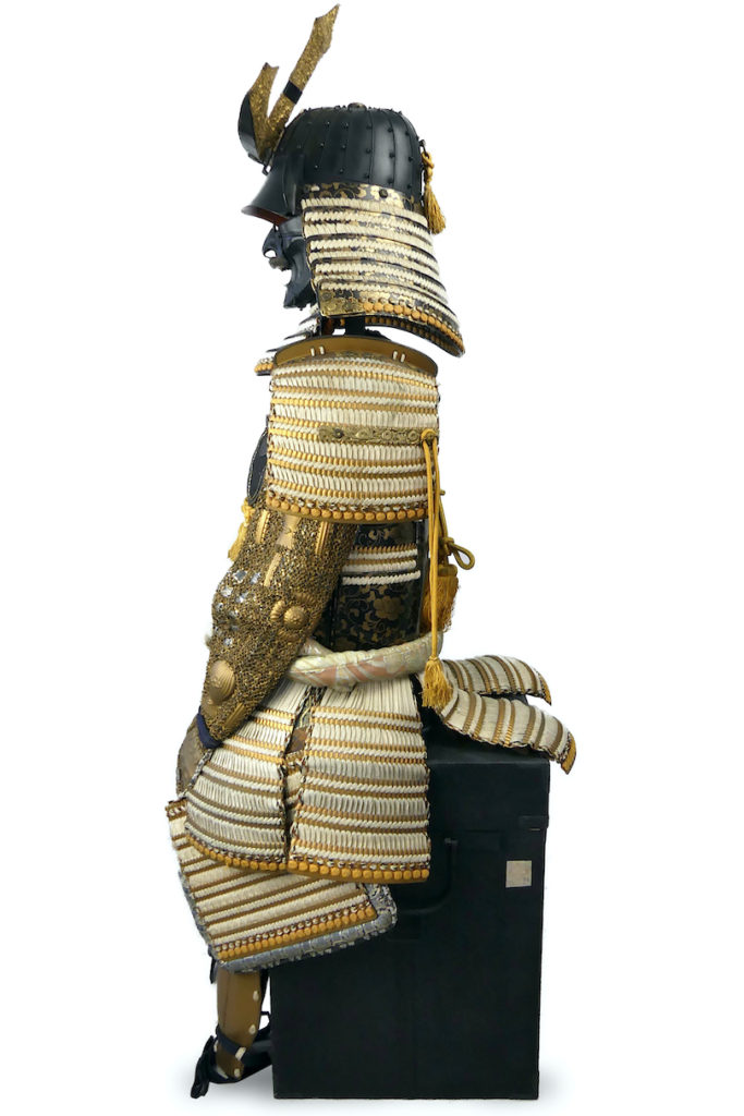 Yoroi noir et or armure de samouraï au kamon Takanoha - OVIRY