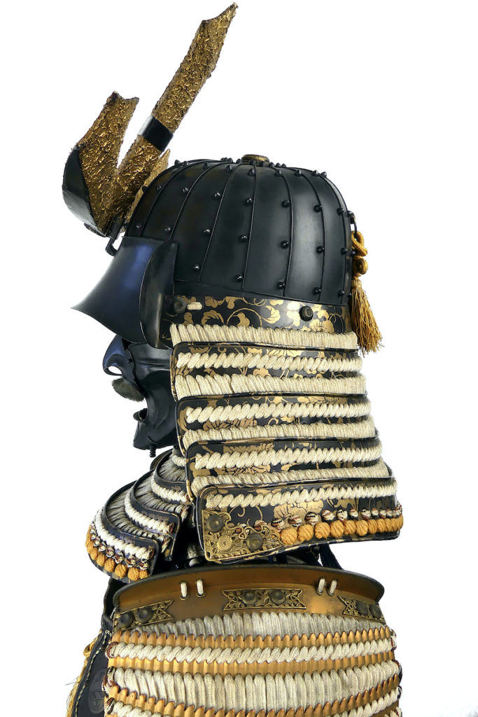 Yoroi noir et or armure de samouraï au kamon Takanoha - OVIRY