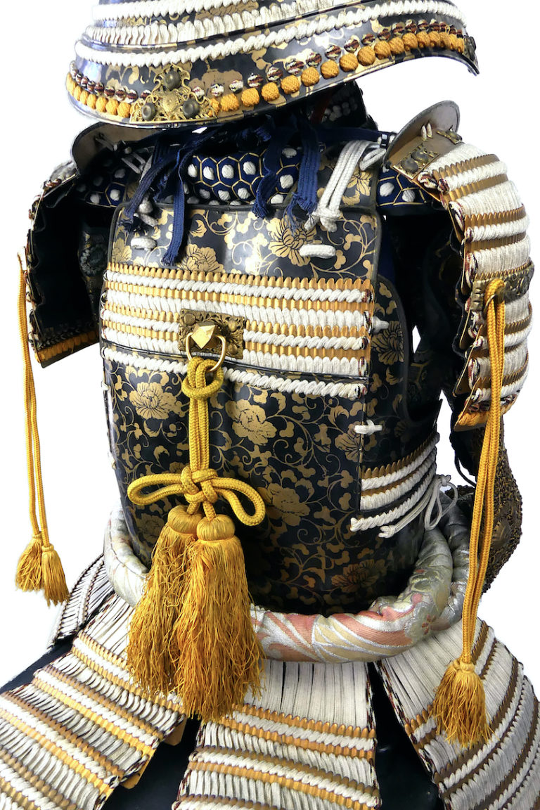 Yoroi noir et or armure de samouraï au kamon Takanoha - OVIRY