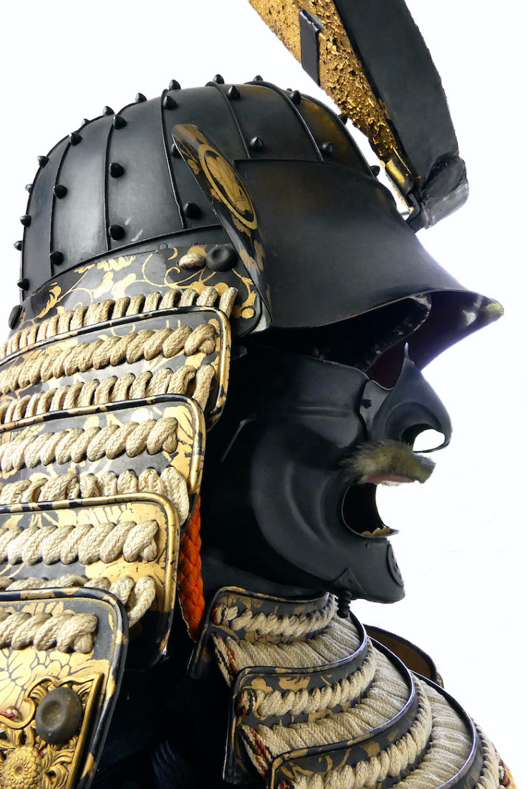 Yoroi noir et or armure de samouraï au kamon Takanoha - OVIRY