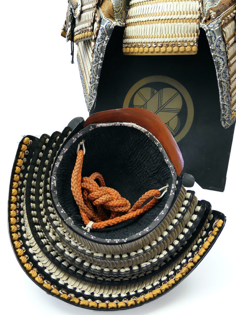 Yoroi noir et or armure de samouraï au kamon Takanoha - OVIRY