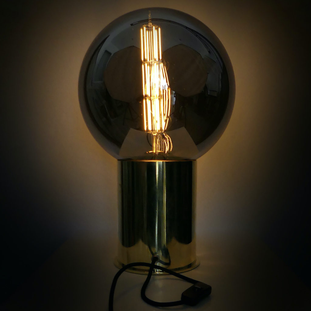 Grande lampe globe géant à LED design sur douille d'obus OVIRY