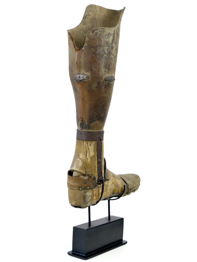 Prothèse de jambe Homme ancienne en bois et en cuir - OVIRY
