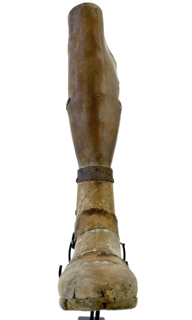 Prothèse de jambe Homme ancienne en bois et en cuir - OVIRY