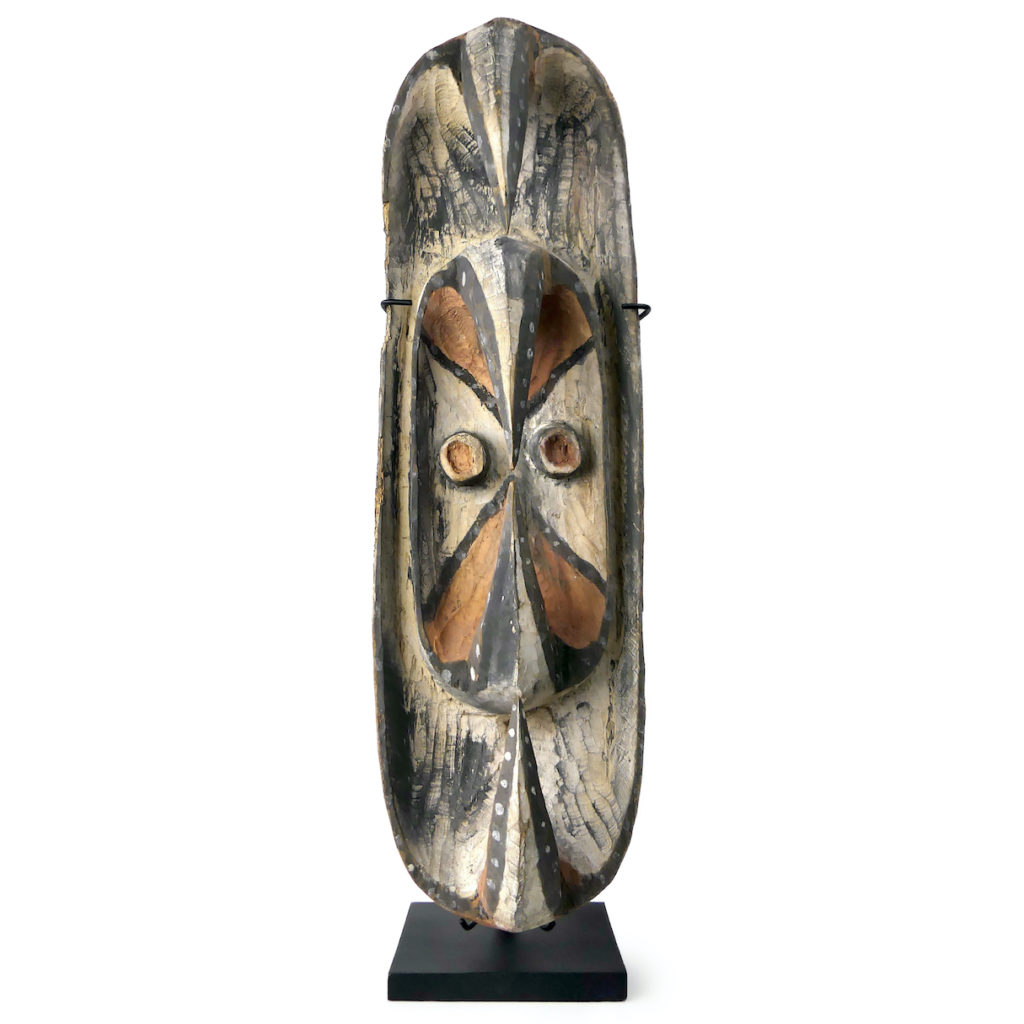 Grand masque Garra Bahinemo en bois peint sur socle - OVIRY