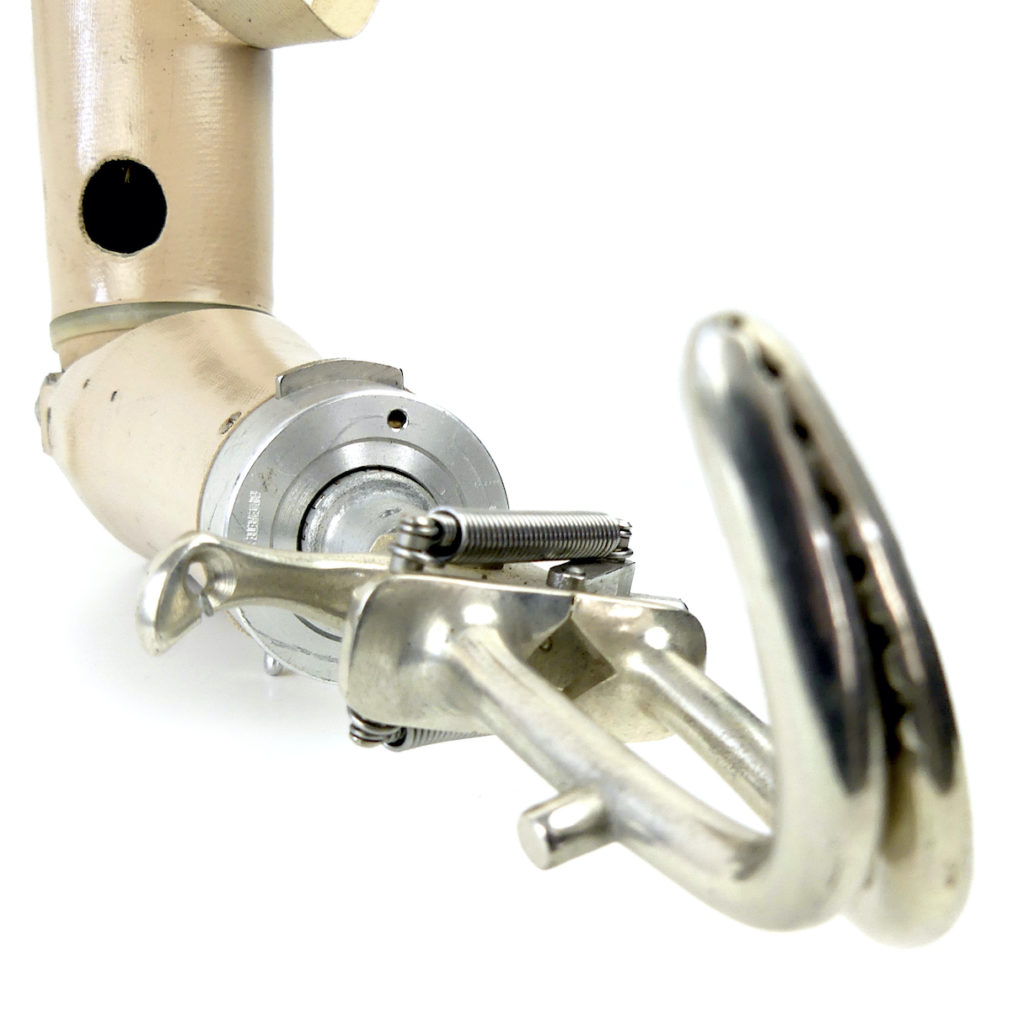 Prothèse de bras vintage avec pince mécanique et main en silicone