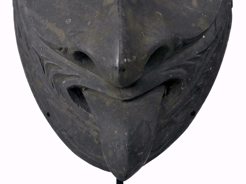 Masque ovale iatmul Moyen-Sépik en bois monochrome sur socle