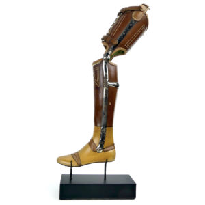 Petite prothèse de jambe gauche soclé en bois tissus cuir - OVIRY