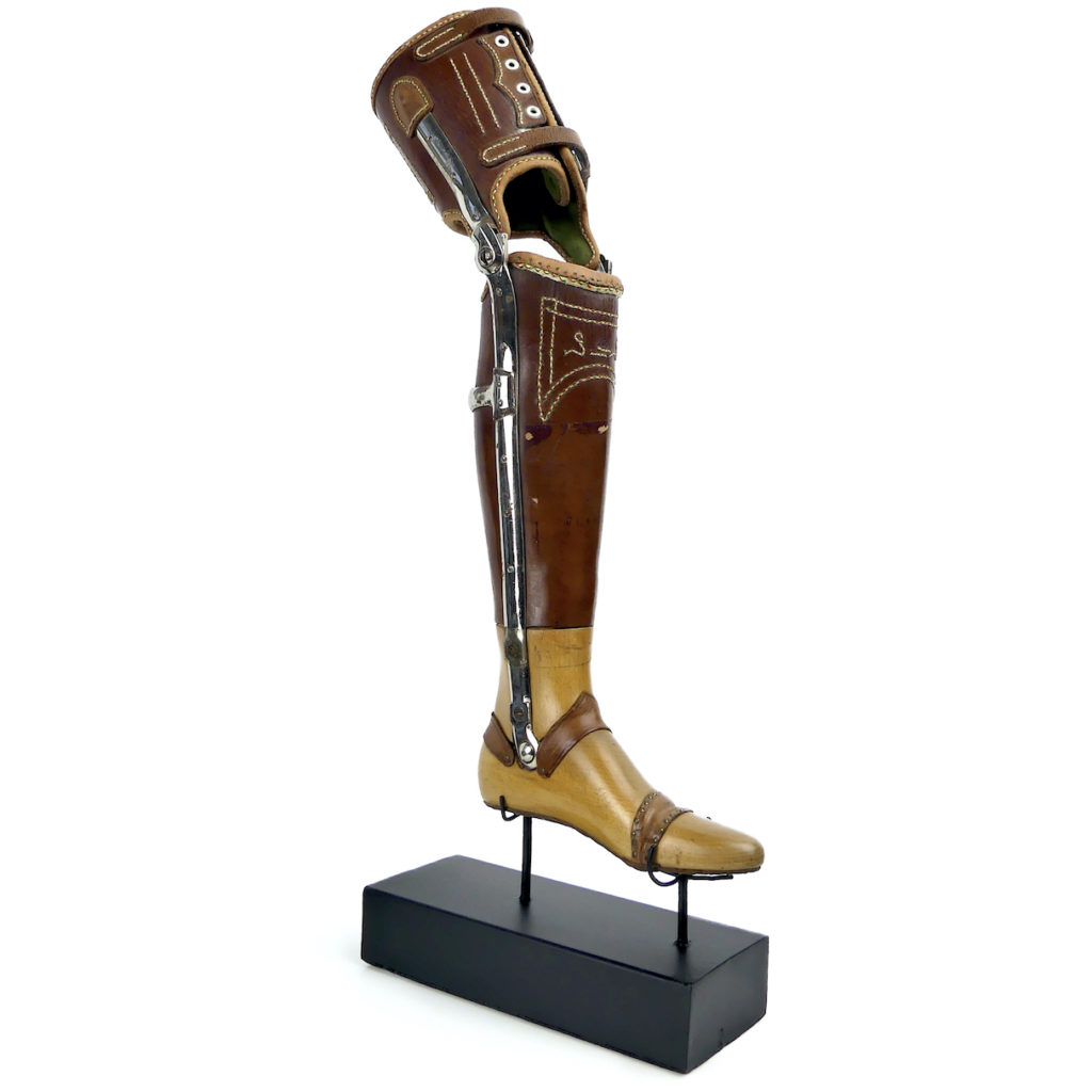 Petite prothèse de jambe gauche soclé en bois tissus cuir - OVIRY