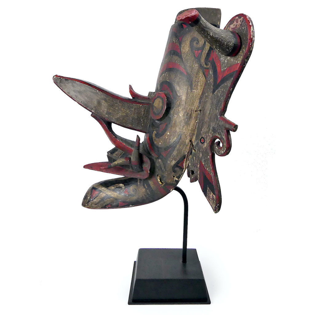 Grand masque Hudoq Dayak en bois polychrome sur socle OVIRY