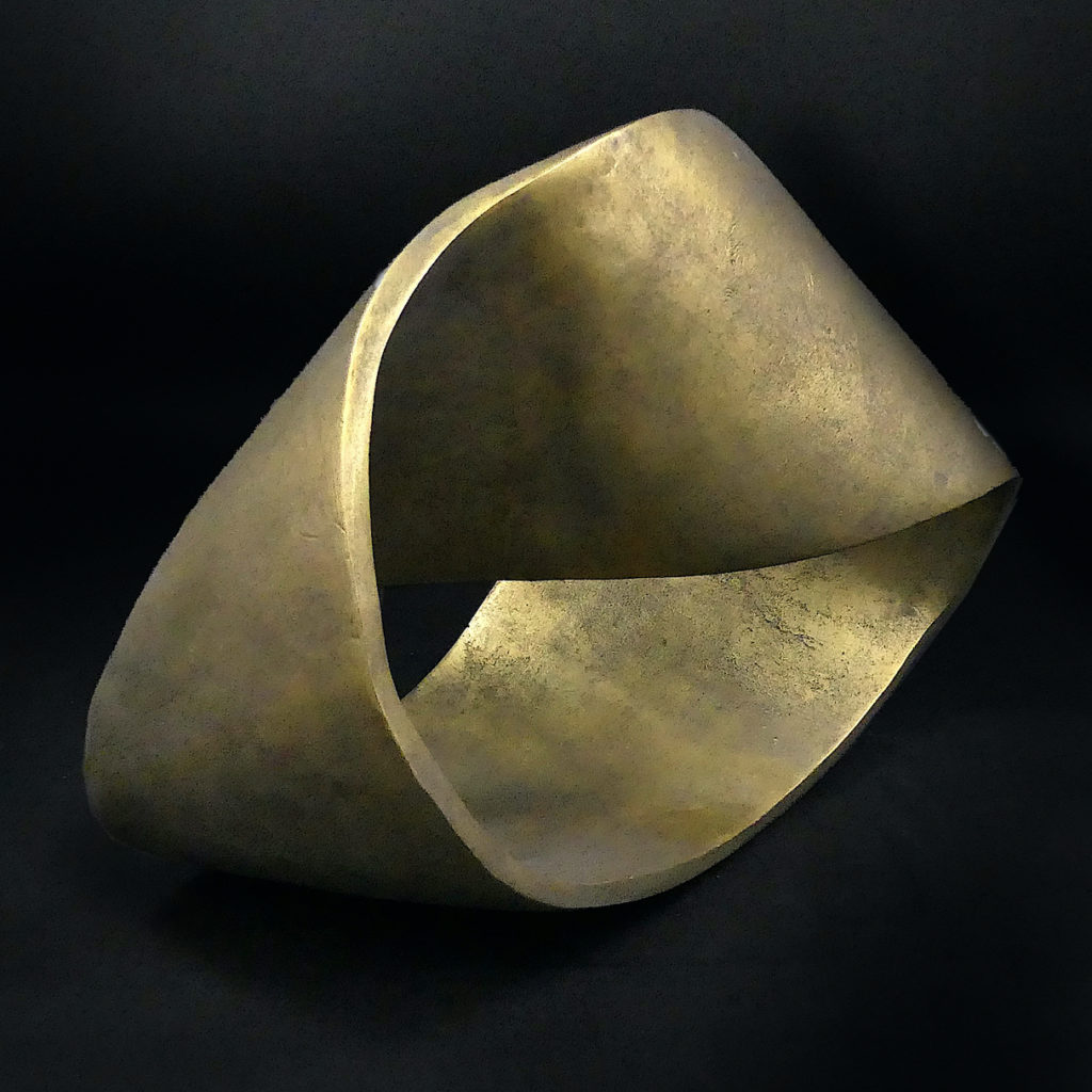 Grande sculpture ruban de Mœbius en métal doré Design OVIRY