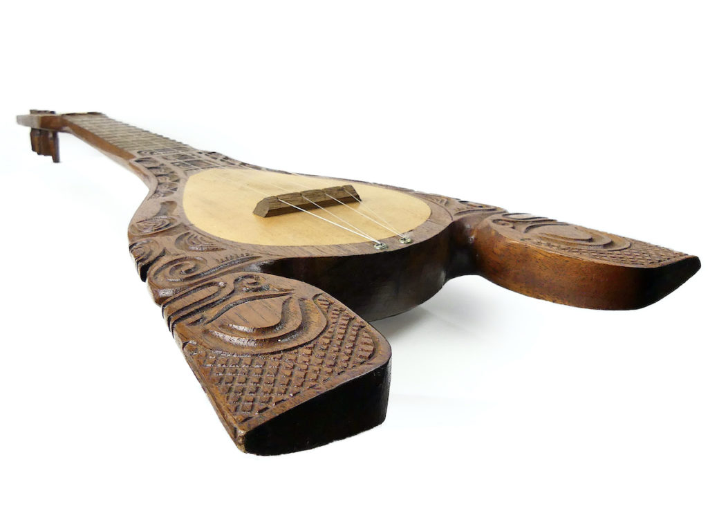 Ukulélé banjo tahitien ancien à 4 cordes en bois sculpté Tiki OVIRY