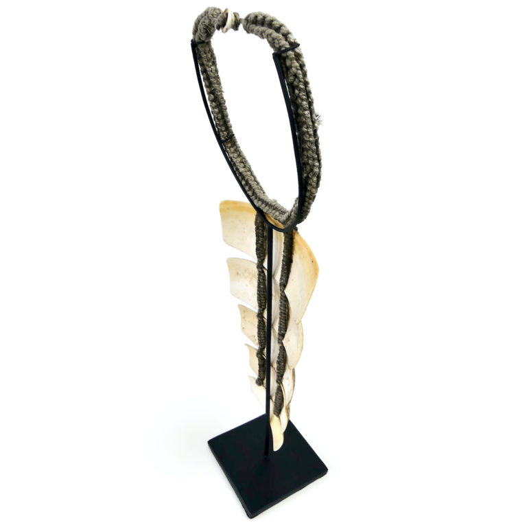 Collier papou en lamelles de coquillage sur base tressée sur socle